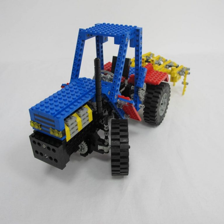Tractor. Complete with instructions and box - JBF Toys and Trains
